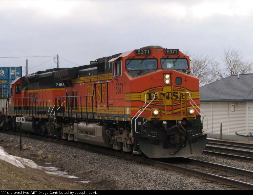 BNSF 5371 with WB stack at speed